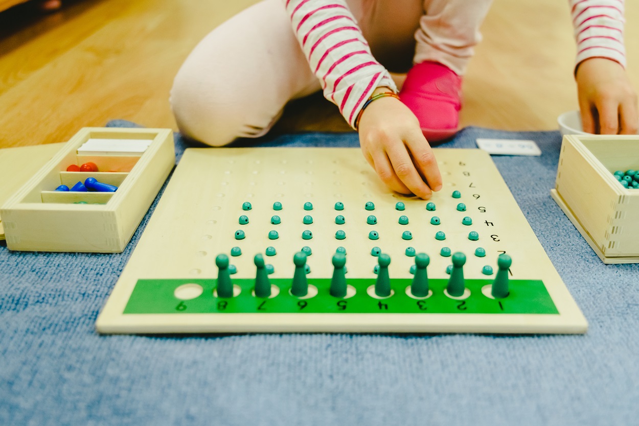 Apprendre les maths en s’amusant avec Montessori